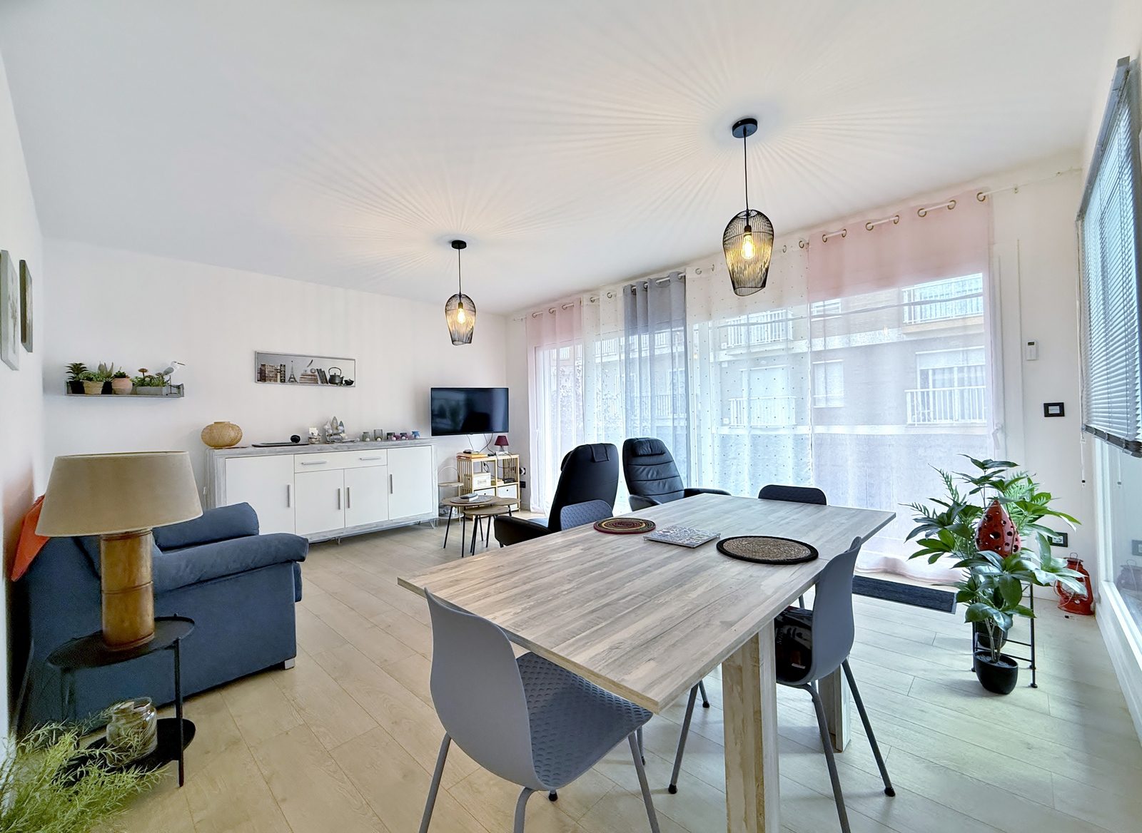 Exclusivité Roses – Bel appartement rénové, 2 terrasses, plage 350m - N ...