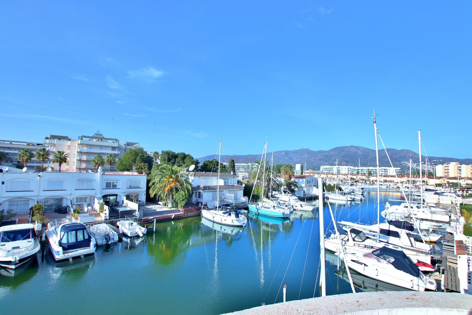 Roses – Bel appartement vue canal, amarre 7m, licence touristique - N°1 ...